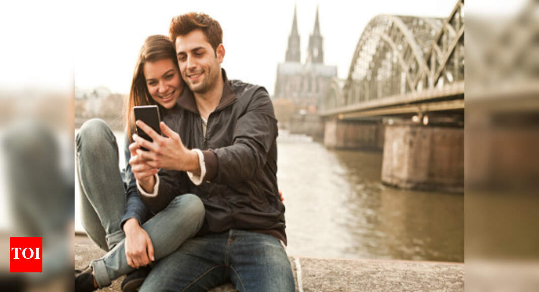Taking too many selfies affects your relationship - Times of India