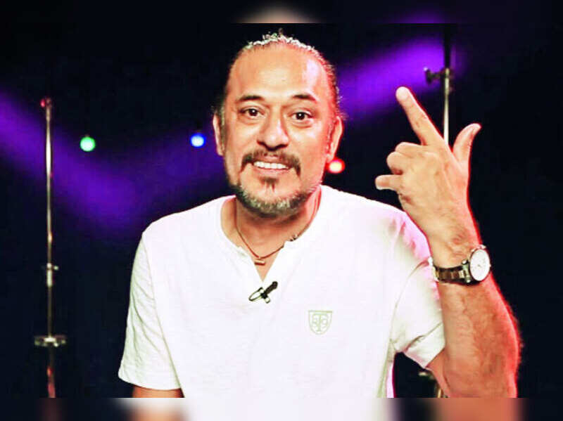 Singer Tochi Raina takes time off to visit the Harishchandra Ghat in ...