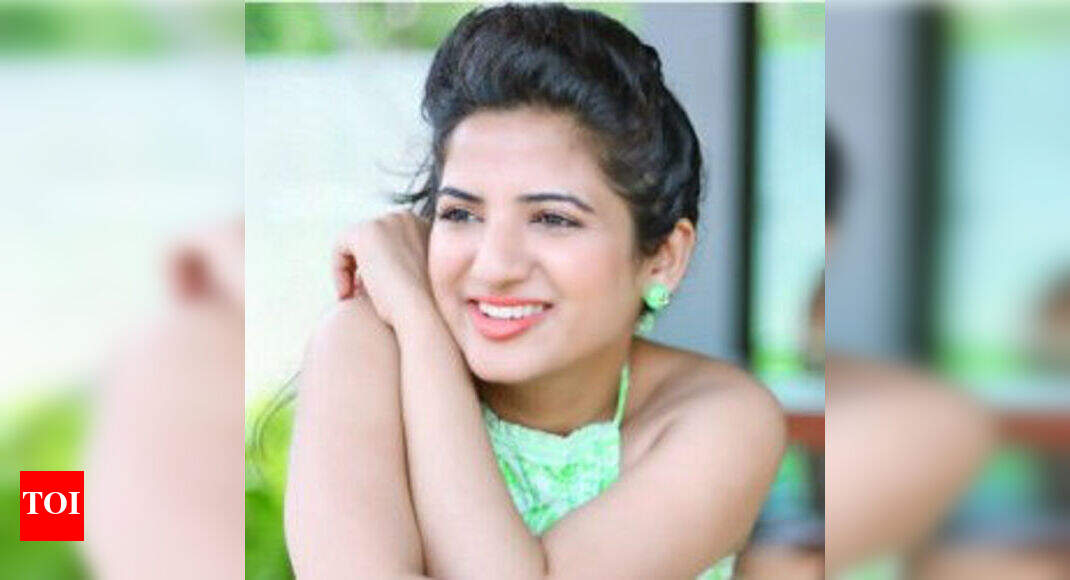 Kaavya Sha turns television reporter - Times of India