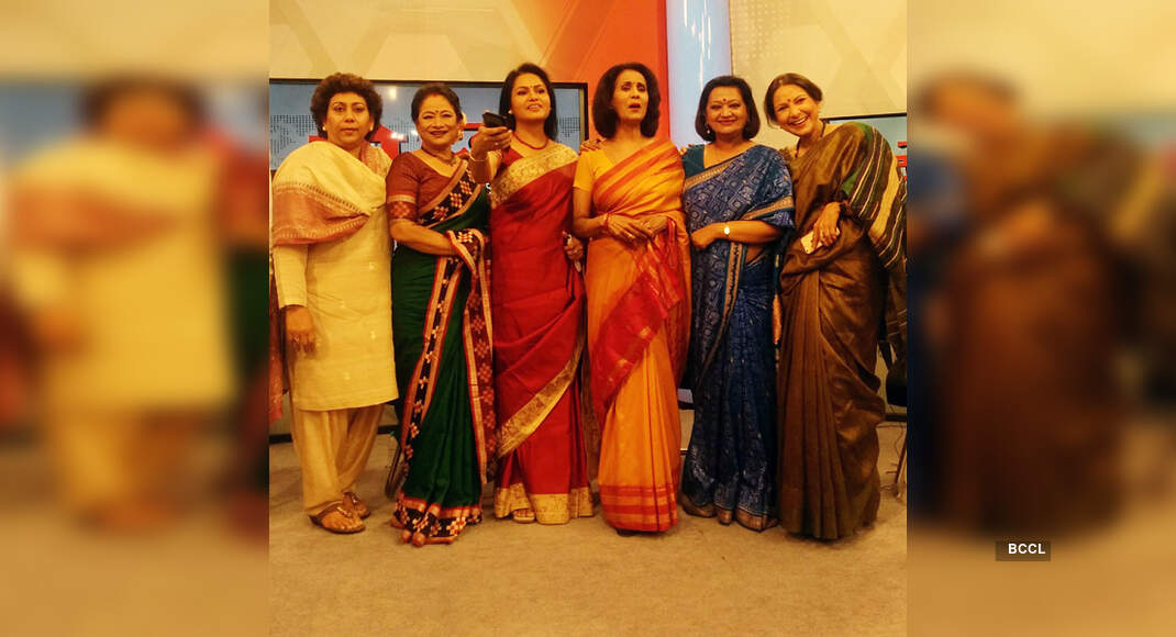 Yesteryears women news readers from Doordarshan Rini Simon Khanna ...