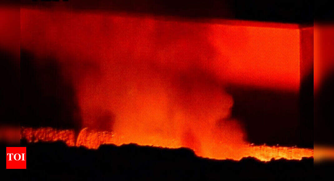 Toxic fumes from Deonar dumping ground fire choke locals | Mumbai News ...