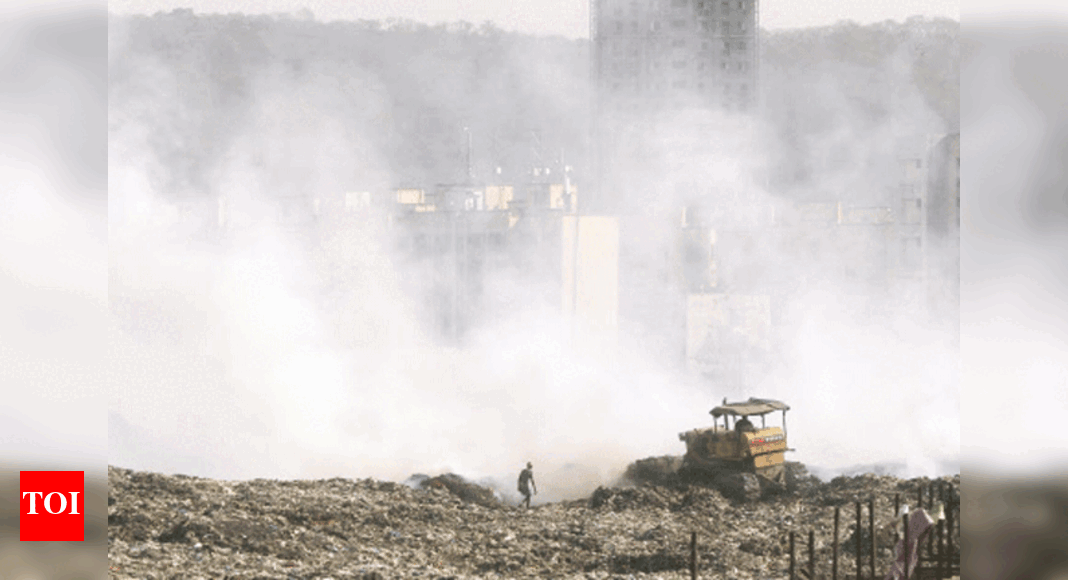 Fire at Mumbai's Deonar dump aggravates | Mumbai News - Times of India
