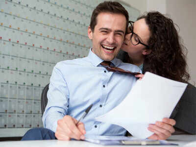 Expert guide to dating your coworker - Times of India