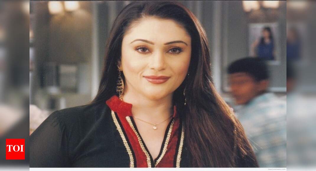Eva Grover quits another show owing to health woes - Times of India