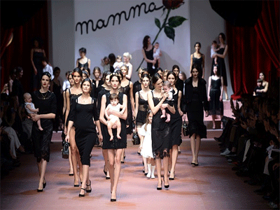 Baby bumps make a fashion statement on the ramp - Times of India