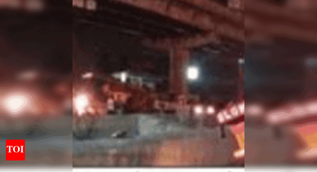 Crane collapses at Surat flyover, 1 injured | Surat News - Times of India