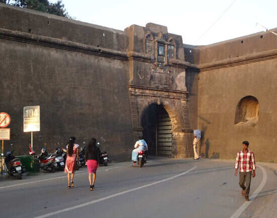 The Moti Daman fort and lighthouse: Get the Detail of The Moti Daman ...