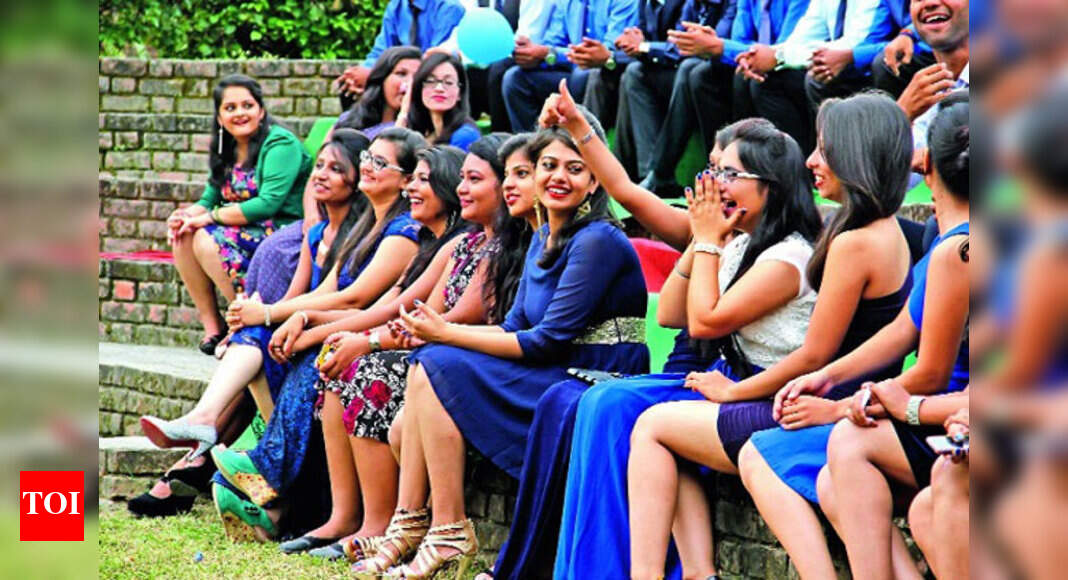 DU students celebrating their last day at least five times! | Delhi ...
