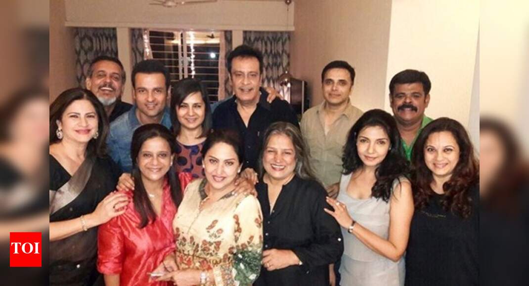 90s popular show 'Swabhimaan' cast reunites - The Times of India