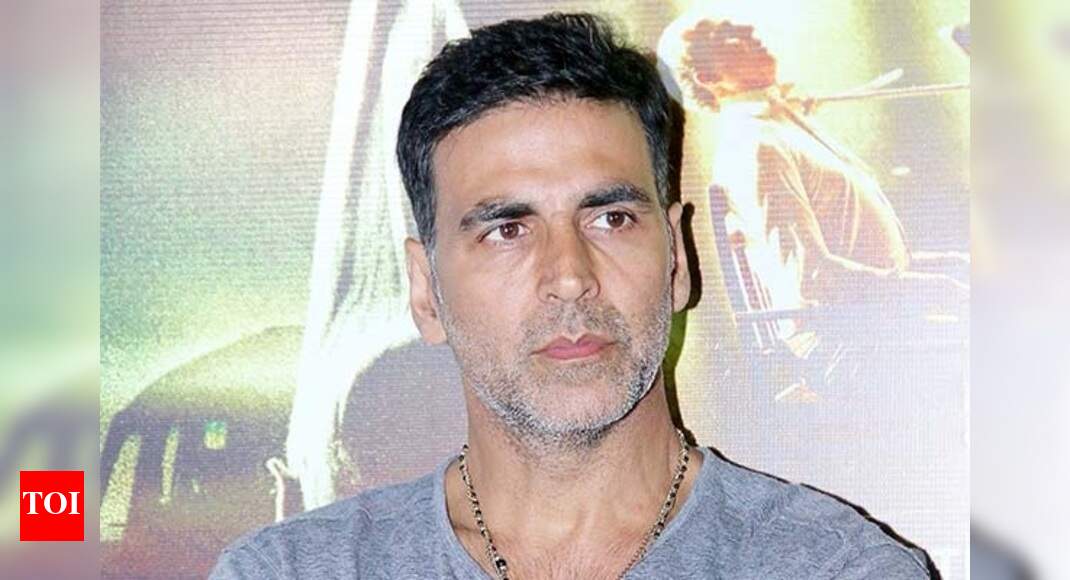 Akshay Kumar reprimands bodyguard, apologises to 'punched' fan | Hindi ...