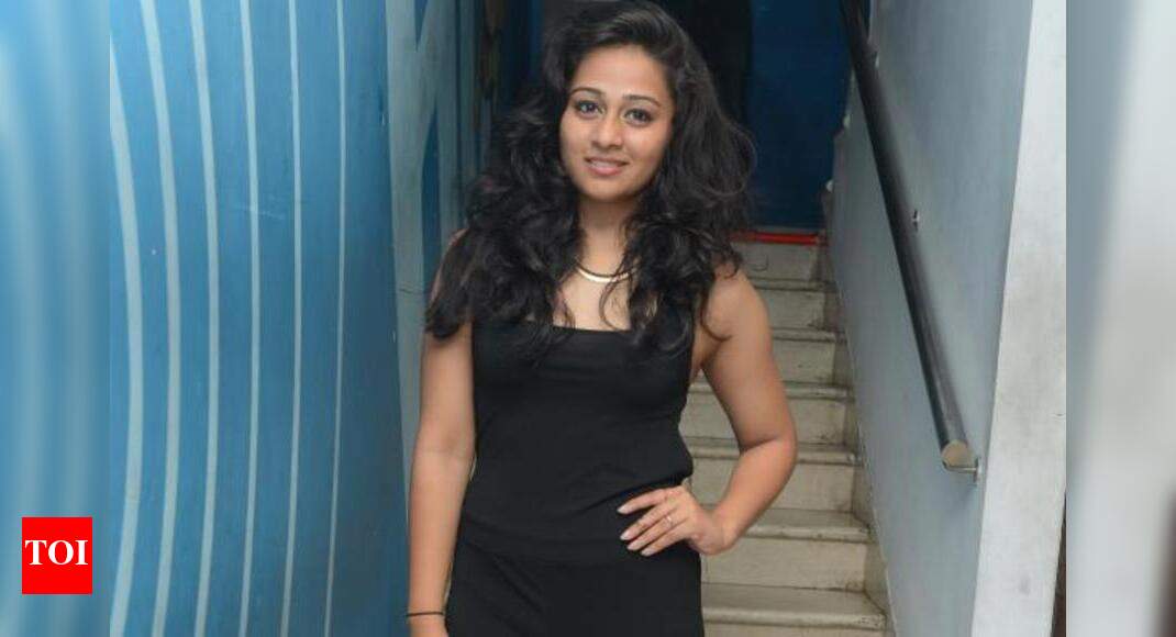 Pavithra looked charming partying at Small World pub in Chennai ...