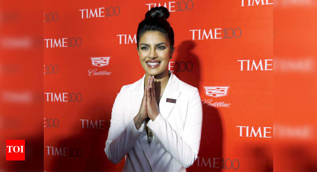 Seth Gordon shares Priyanka's pic from 'Baywatch' shoot | Hindi Movie ...