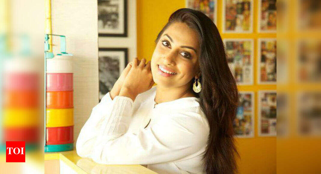 Kranti debuts as a singer | Marathi Movie News - Times of India