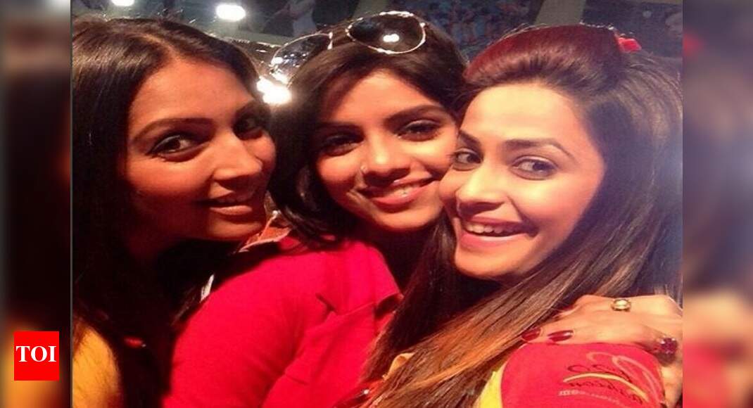 Dimple Jhangiani's night out with Sayantani Ghosh and Meghna Naidu ...