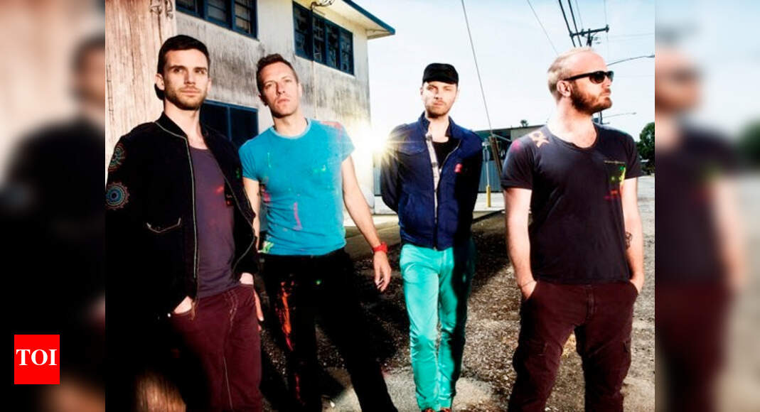 Coldplay fan proposes girlfriend during concert | English Movie News ...