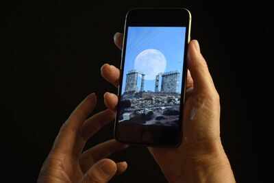 Gazing at your smartphone in dark may cause ‘blindness’ - Times of India