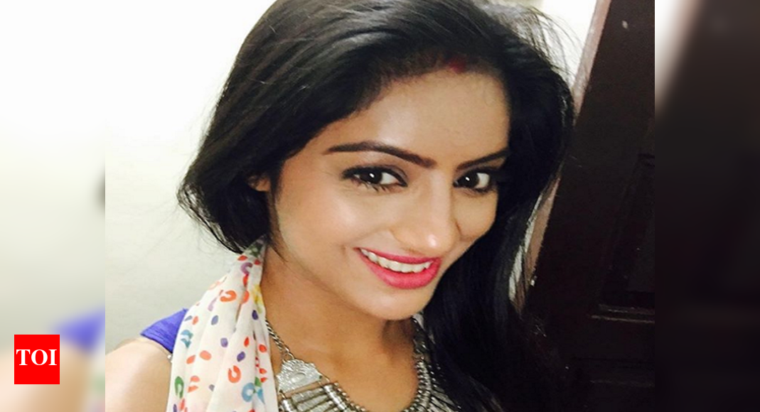 Deepika Singh aka Sandhya of Diya Aur Baati Hum makes ladoos on set ...