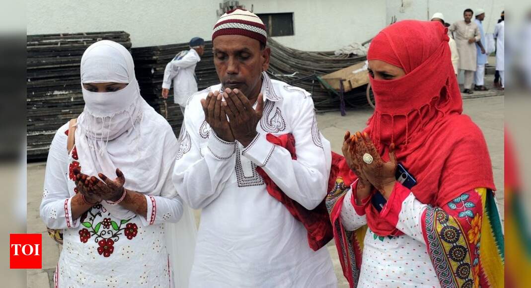 Lucknow’s Aishbagh Eidgah witnesses history, women offer Namaz on Eid ...
