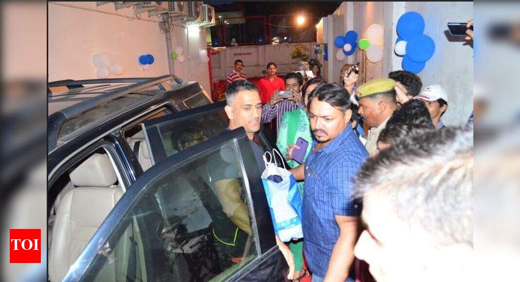 Dhoni reaches Varanasi as fans go ga ga | Varanasi News - Times of India