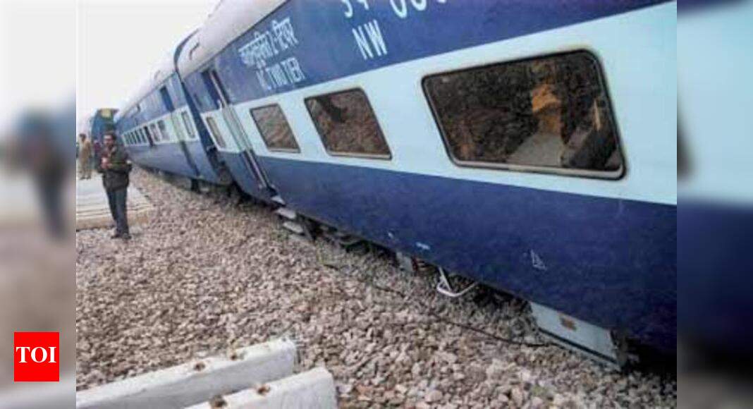 Train derails near Nandurbar, passengers stranded | Surat News - Times ...