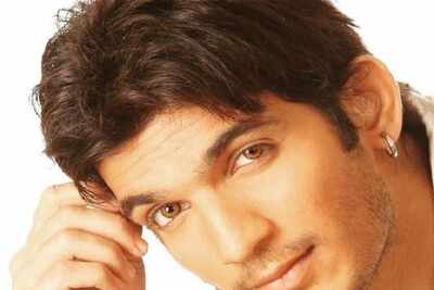 Arjun Bijlani crosses 500k followers on Instagram; shares an old pic to ...