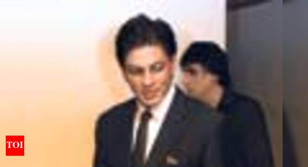 SRK awes the crowd | Events Movie News - Times of India
