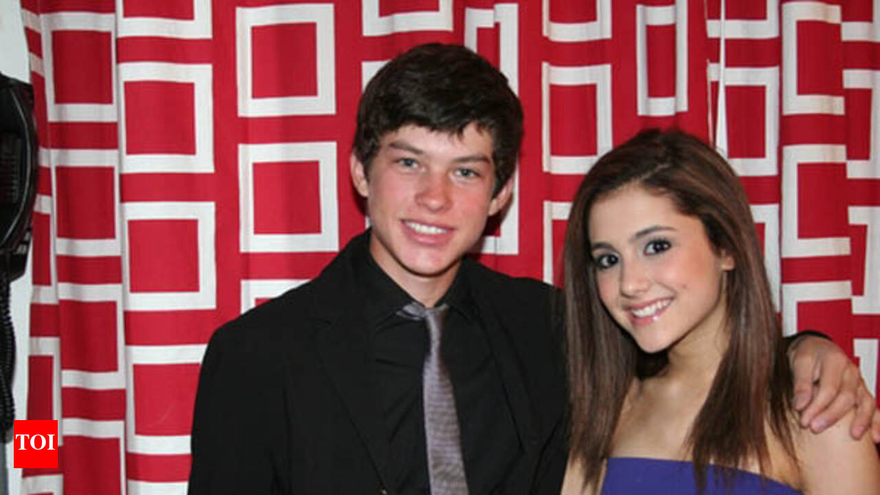Graham Phillips E Ariana Grande Se Beijando Ariana Grande & Graham