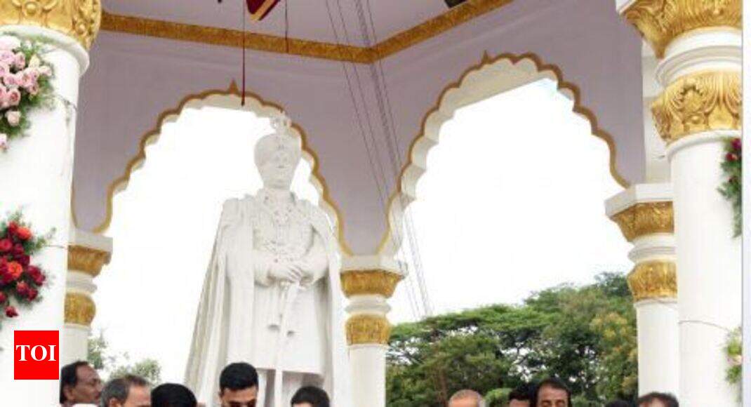 Wadiyars gather to unveil statue of Jayachamaraja at Hardinge Circle ...