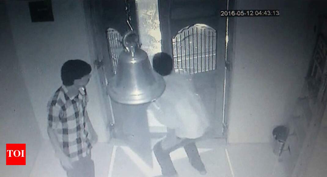 Temple Thieves caught on CCTV camera | Mumbai News - Times of India