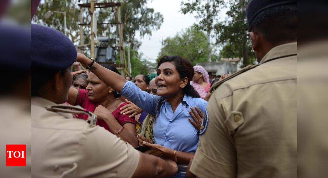 Dalits unrelenting, continue violent protests in Saurashtra | Rajkot ...