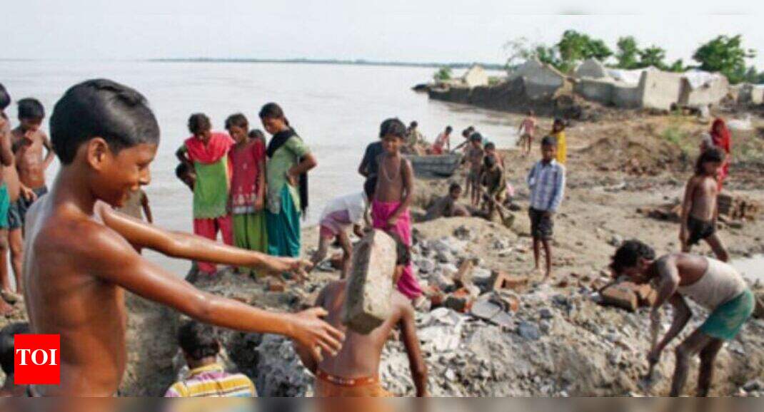 They dismantle their houses to outsmart flood | Lucknow News - Times of ...