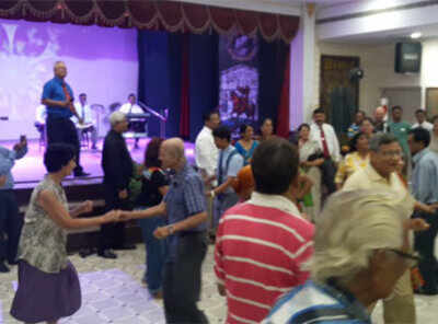 Anglo-Indians dance blues away on their day | Kolkata News - Times of India