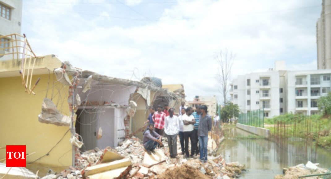 On HC order, Palike razes buildings on lakes, SWDs | Bengaluru News ...