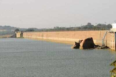 Ukai water level crosses 330-foot mark | Surat News - Times of India