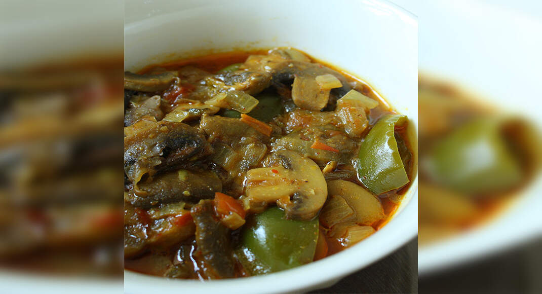 Mushroom Capsicum Masala Recipe: How to Make Mushroom Capsicum Masala ...