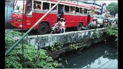 Traffic diversion on Kaloor stretch | Kochi News - Times of India