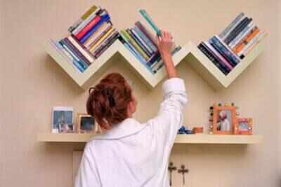 5 ways to organise your book shelf - Times of India