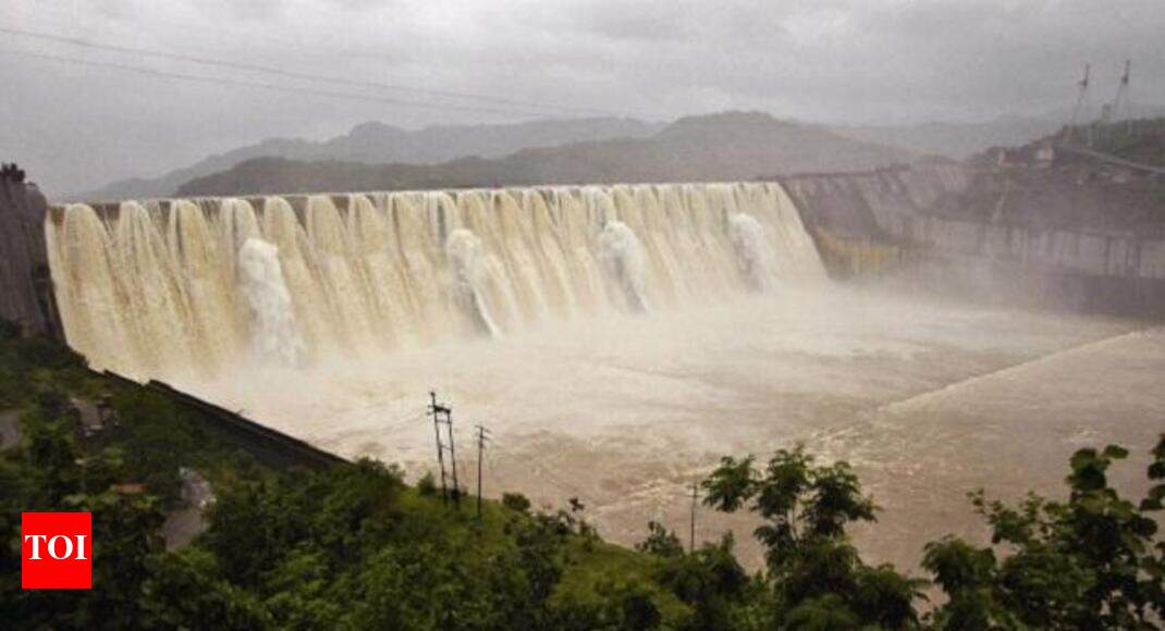 Overflowing Narmada dam attracts 54,000 tourists | Surat News - Times ...