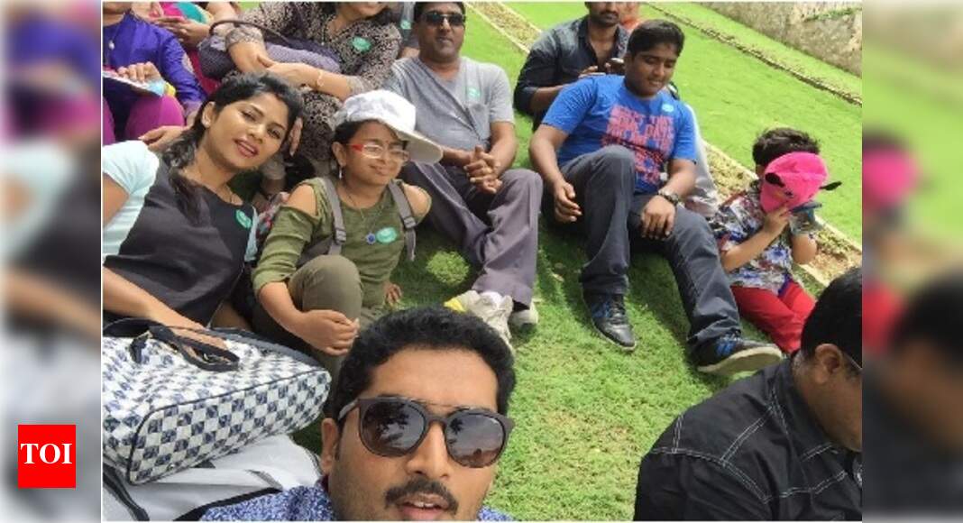 It's actor Nirupam Paritala's day out with cousins - Times of India