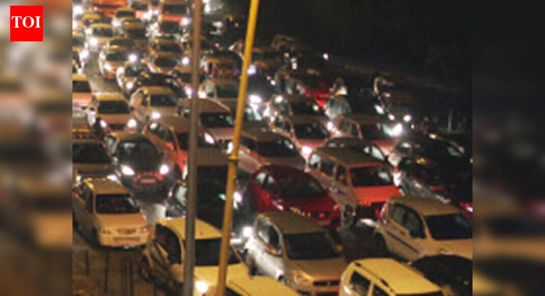Heavy rain causes massive traffic jams in Gurgaon