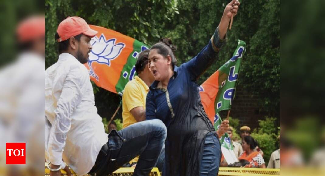 BJP protests outside Arvind Kejriwal's residence, demands AAP minister ... BJP protests outside Arvind Kejriwal's residence, demands AAP minister ...