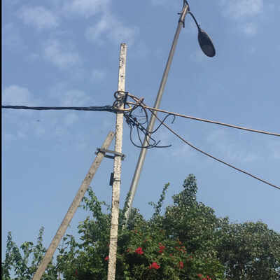 Light pole at dangerous tilt - Times of India