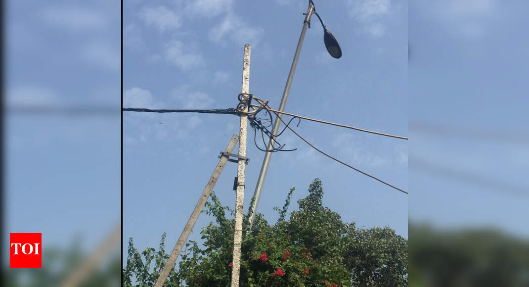 Light pole at dangerous tilt - Times of India