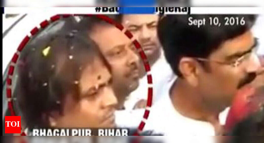 Absconding Siwan murder accused appears in photo with minister | Patna ...
