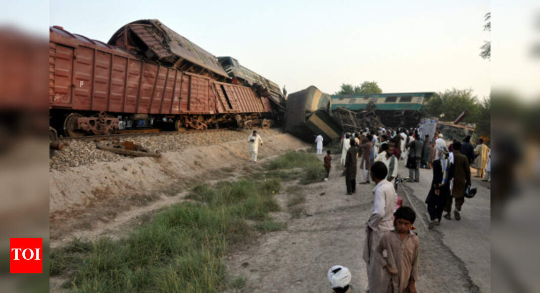 6 killed, 150 injured in Pakistan train collision - Times of India