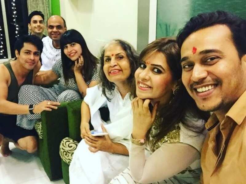 Anurag Sharma of Yeh Hai Mohabbatein celebrates "Happiness" with wife ...