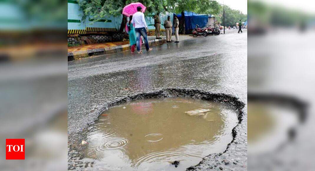 KMC: KMC team works on caved-in Gariahat Road | Kolkata News - Times of ...