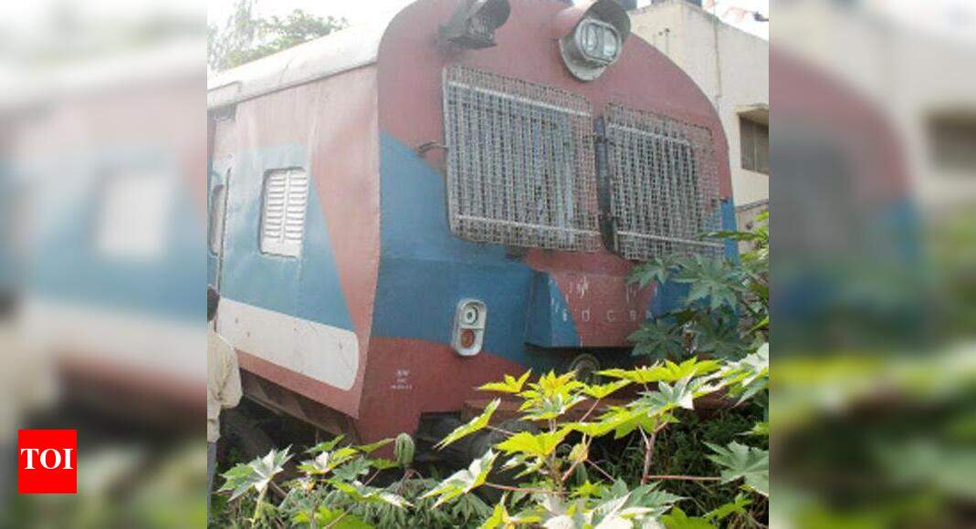 Doon Express: Doon Express derails, 4 hurt | Lucknow News - Times of India