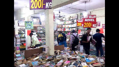 Darya Ganj: Darya Ganj's Big Book Bazaar: Where 'pure love' costs only ...