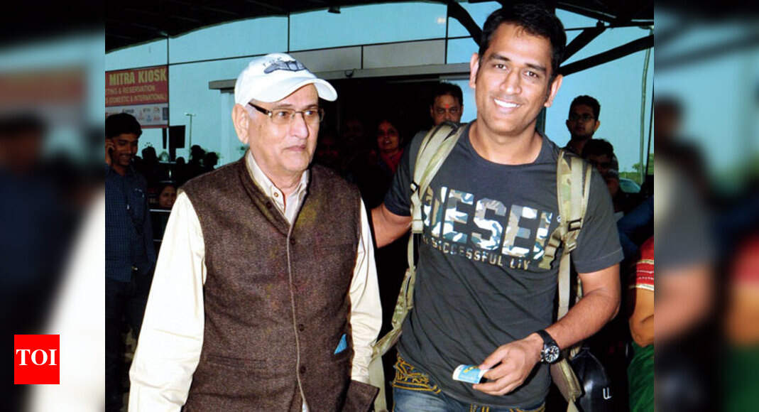 What made Mahindra Singh Dhoni's father moist-eyed... | Hindi Movie ...